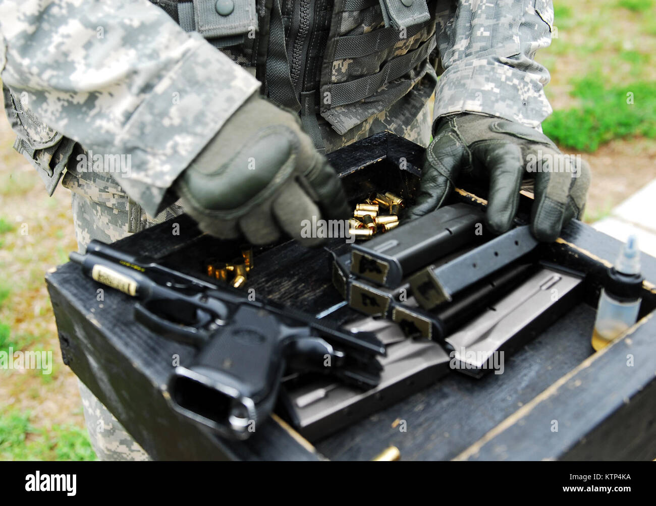 Soldiers from Headquarters and Headquarters Company, 27th Infantry ...