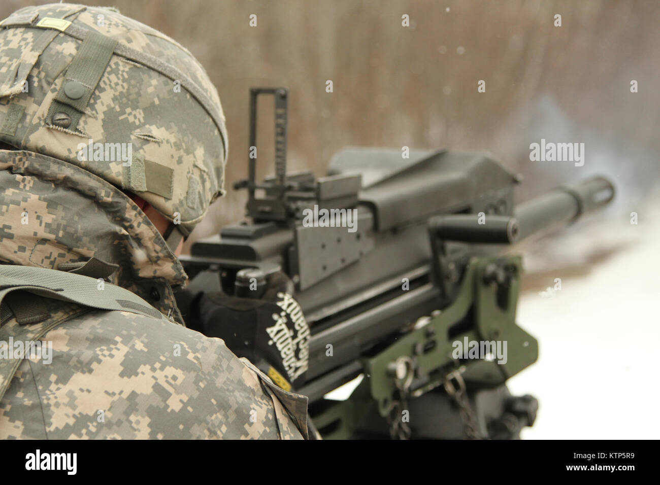 Soldiers of the 42nd Infantry Division train on a MK-19 automatic ...