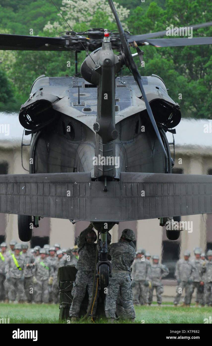 CAMP SMITH TRAINING SITE, N.Y.- Soldiers perform sling loading ...