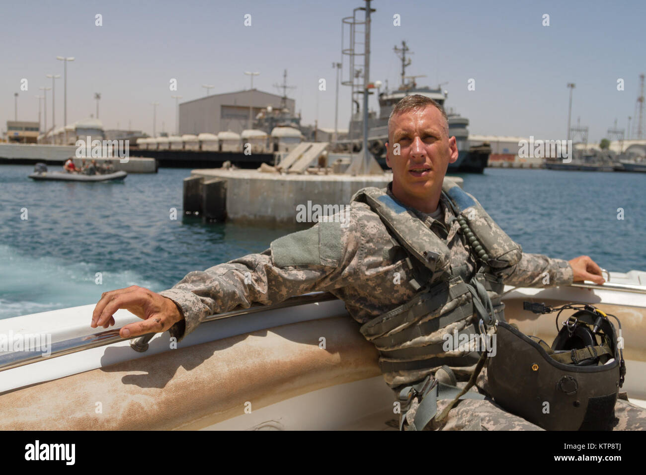 Soldiers of the 42nd Combat Aviation Brigade (CAB) work with Army ...