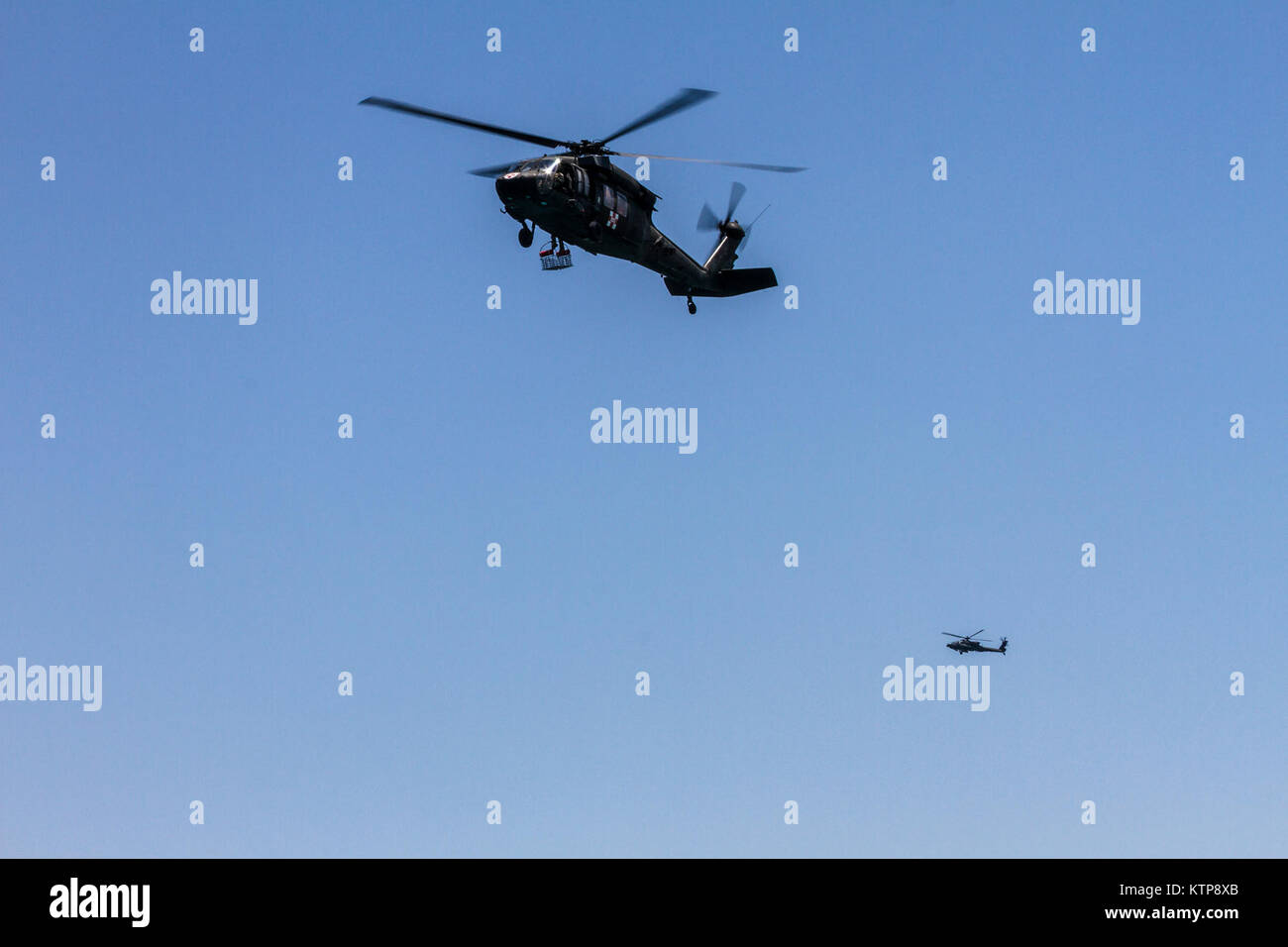 Soldiers of the 42nd Combat Aviation Brigade (CAB) work with Army ...