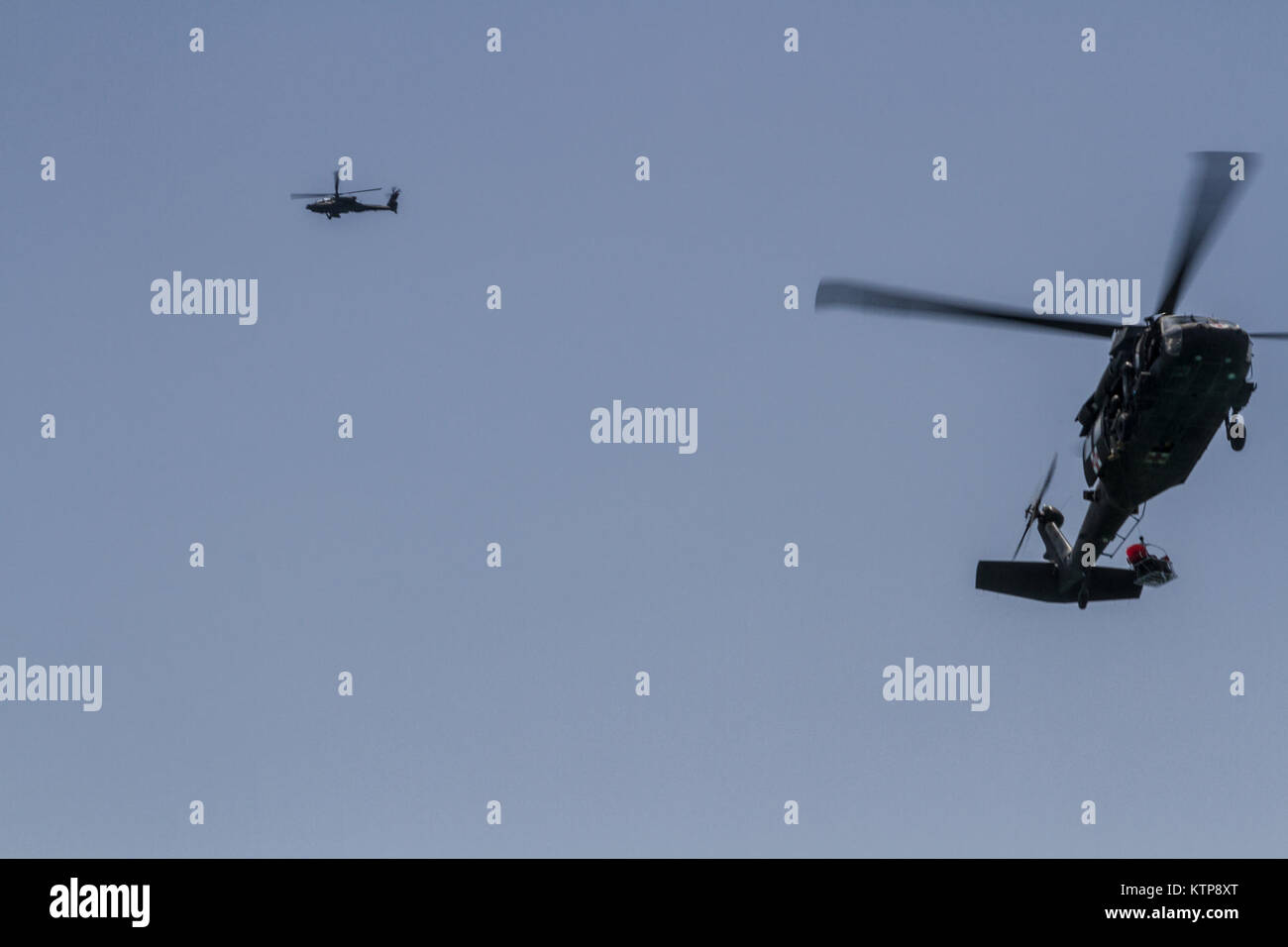 Soldiers of the 42nd Combat Aviation Brigade (CAB) work with Army ...