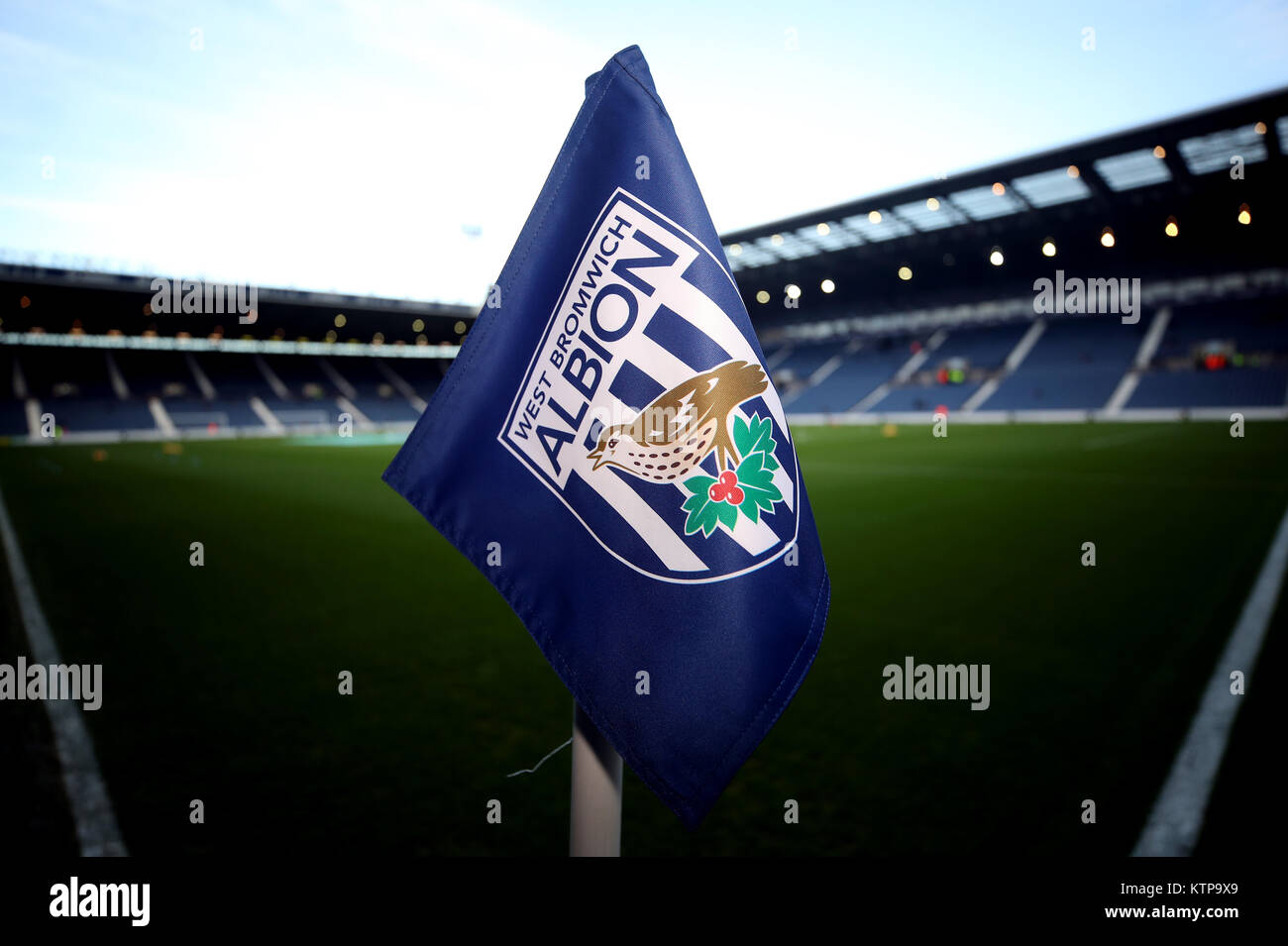 Everton corner flag hi-res stock photography and images - Alamy