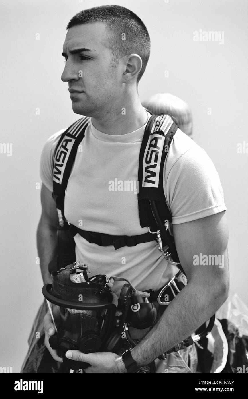 Emergency airlift Black and White Stock Photos & Images - Alamy