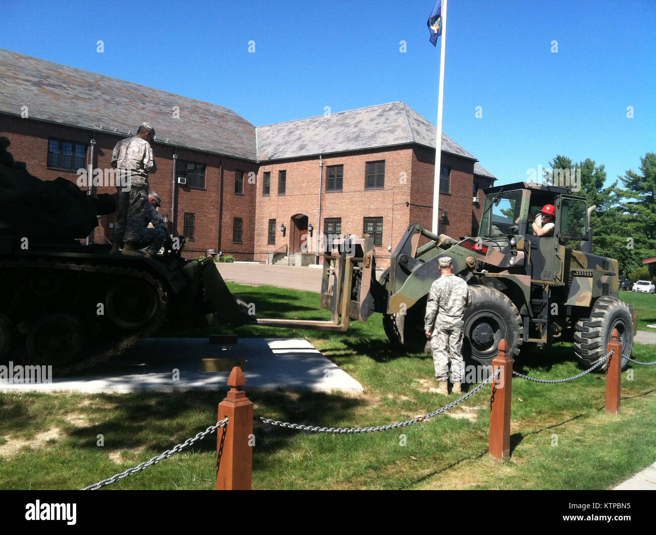 Binghamton-BINGHAMTON—Members of the 204th Engineer Battalion install a ...