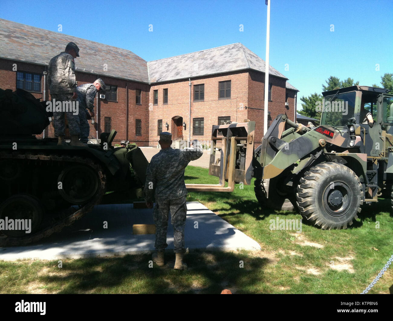 Binghamton-BINGHAMTON—Members of the 204th Engineer Battalion install a ...