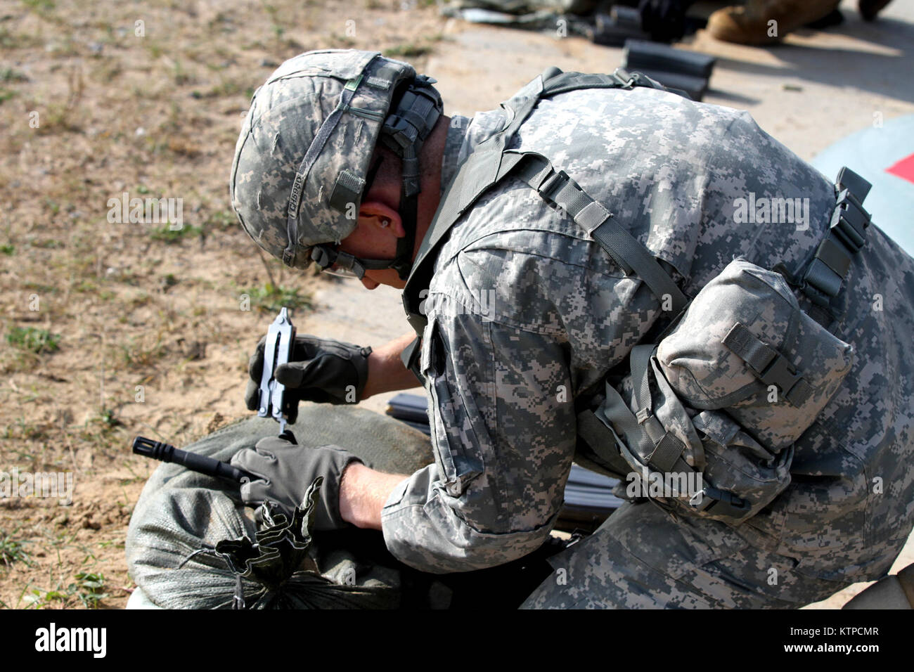 U.S. Army National Guard personnel daily duties and life. Working ...