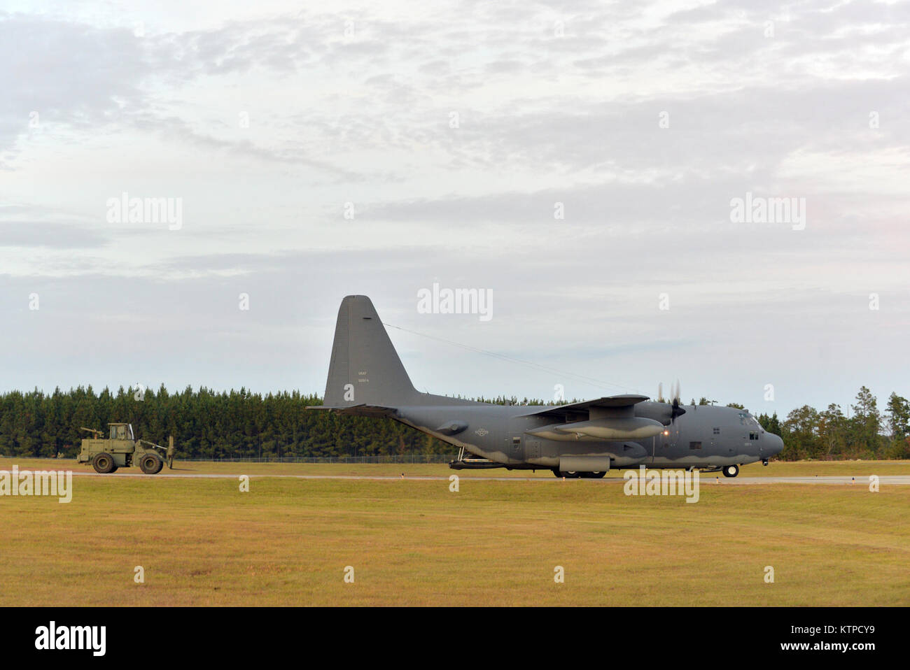 GULFPORT COMBAT READINESS TRAINING CENTER, MS - Aircrew members of the ...