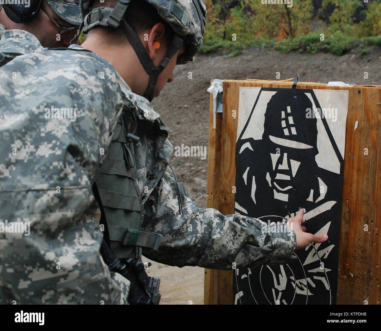 U.S. Army National Guard personnel daily duties and life. Working ...