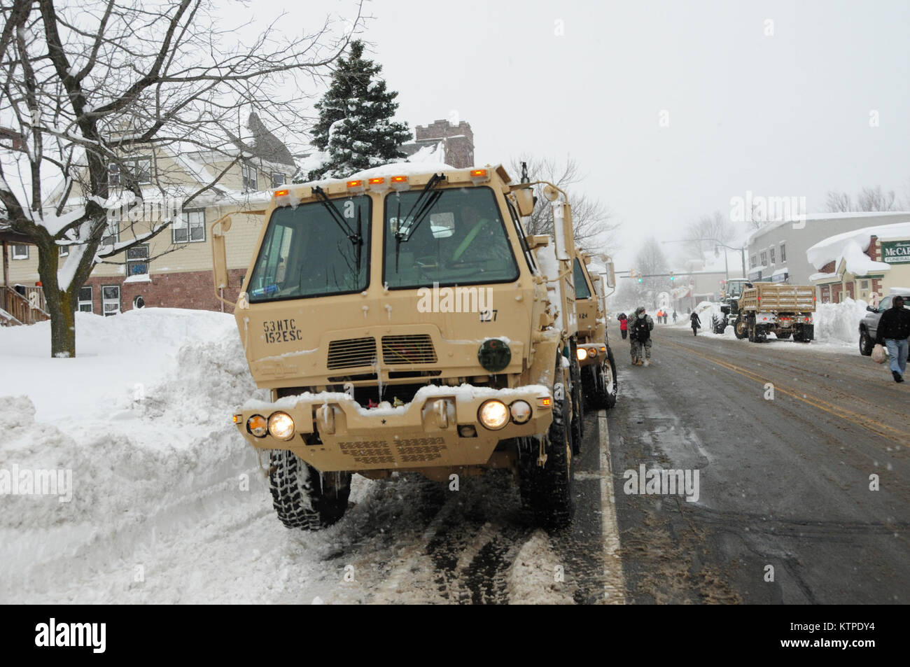 New York Army National Guard Soldiers from the 152nd Engineer Company ...