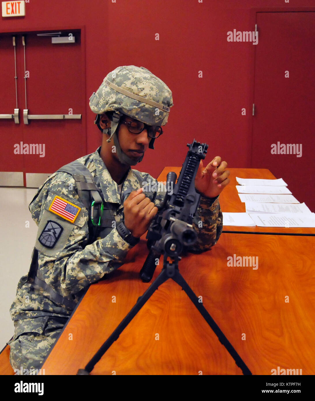 Sgt. Laila Barnes disassembles, inspects and reassembles an M249 SAW ...