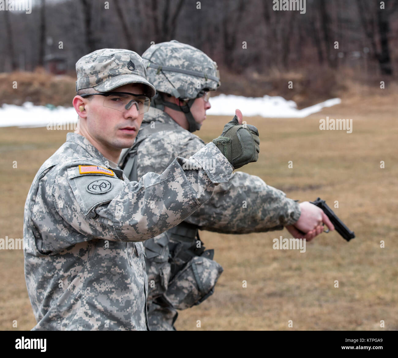 Competitors test on the M9 pistol for the German Armed Forces ...