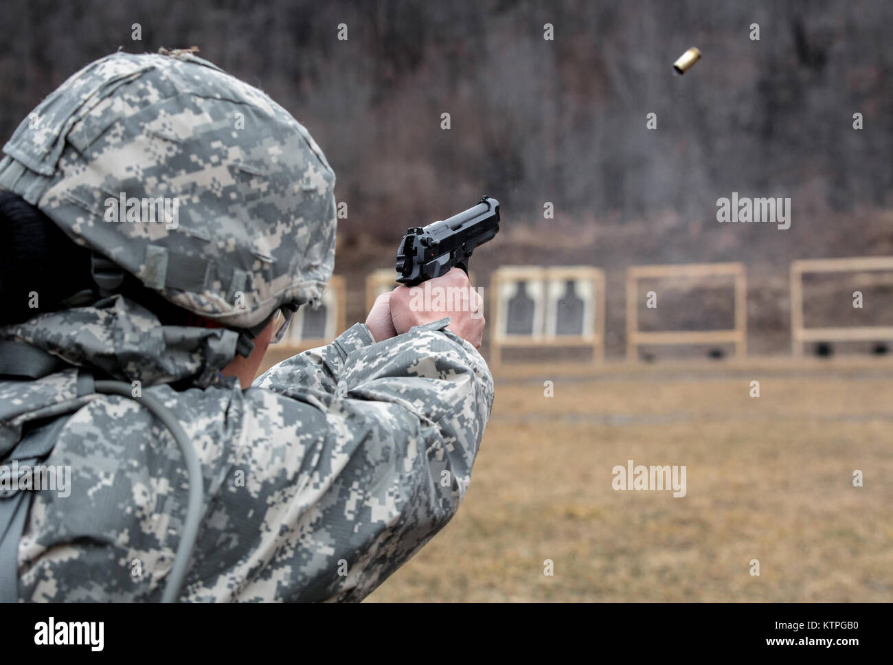 Competitors test on the M9 pistol for the German Armed Forces ...