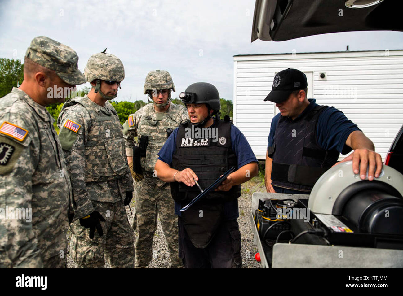 Soldiers of the 1108th Explosive Ordnance Disposal (EOD) Co., New York ...