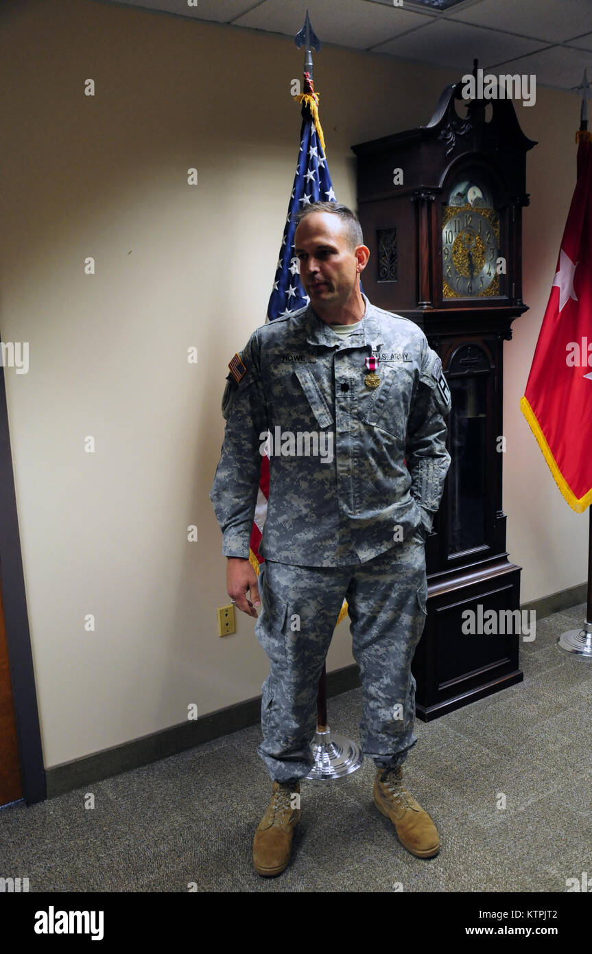 Maj. Gen. Patrick Murphy presents the Meritorious Service Medal to Lt ...