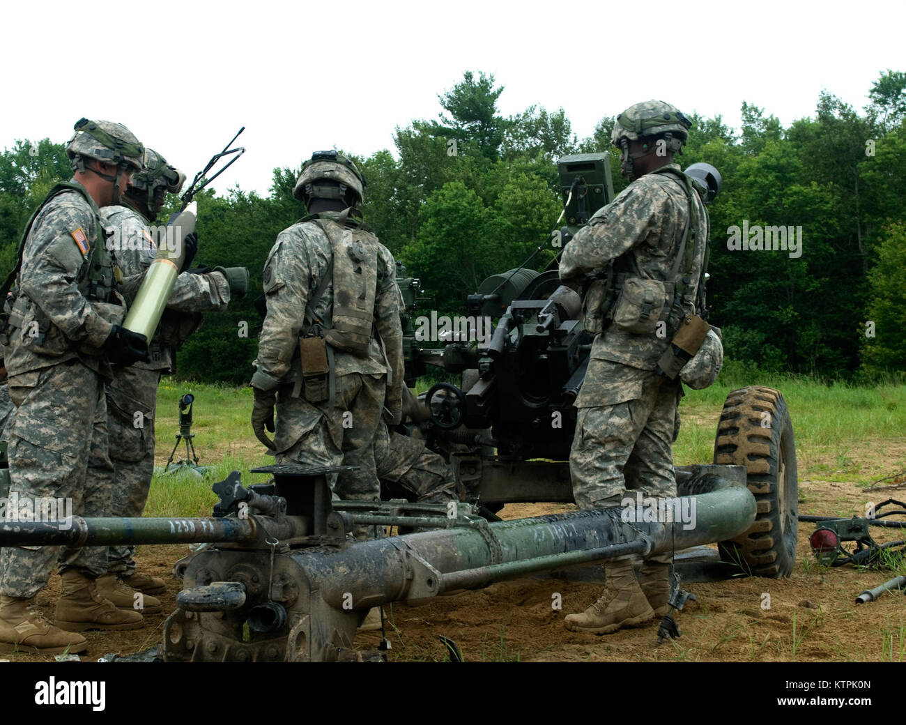 Cannon crewmembers hi-res stock photography and images - Alamy