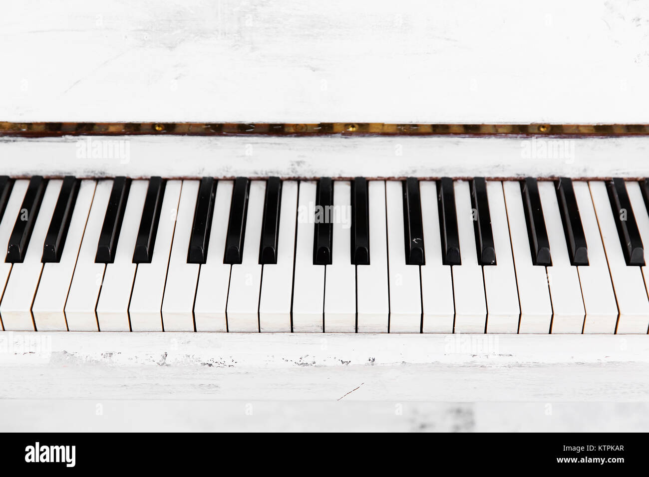 White grand piano hi-res stock photography and images - Alamy