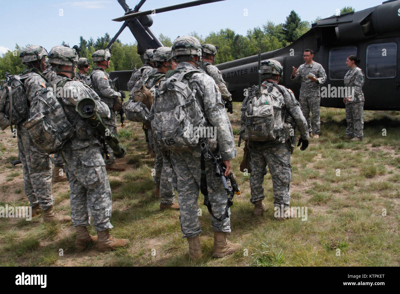 Soldiers of B Company, 3rd Battalion, 142nd Assault Helicopter ...