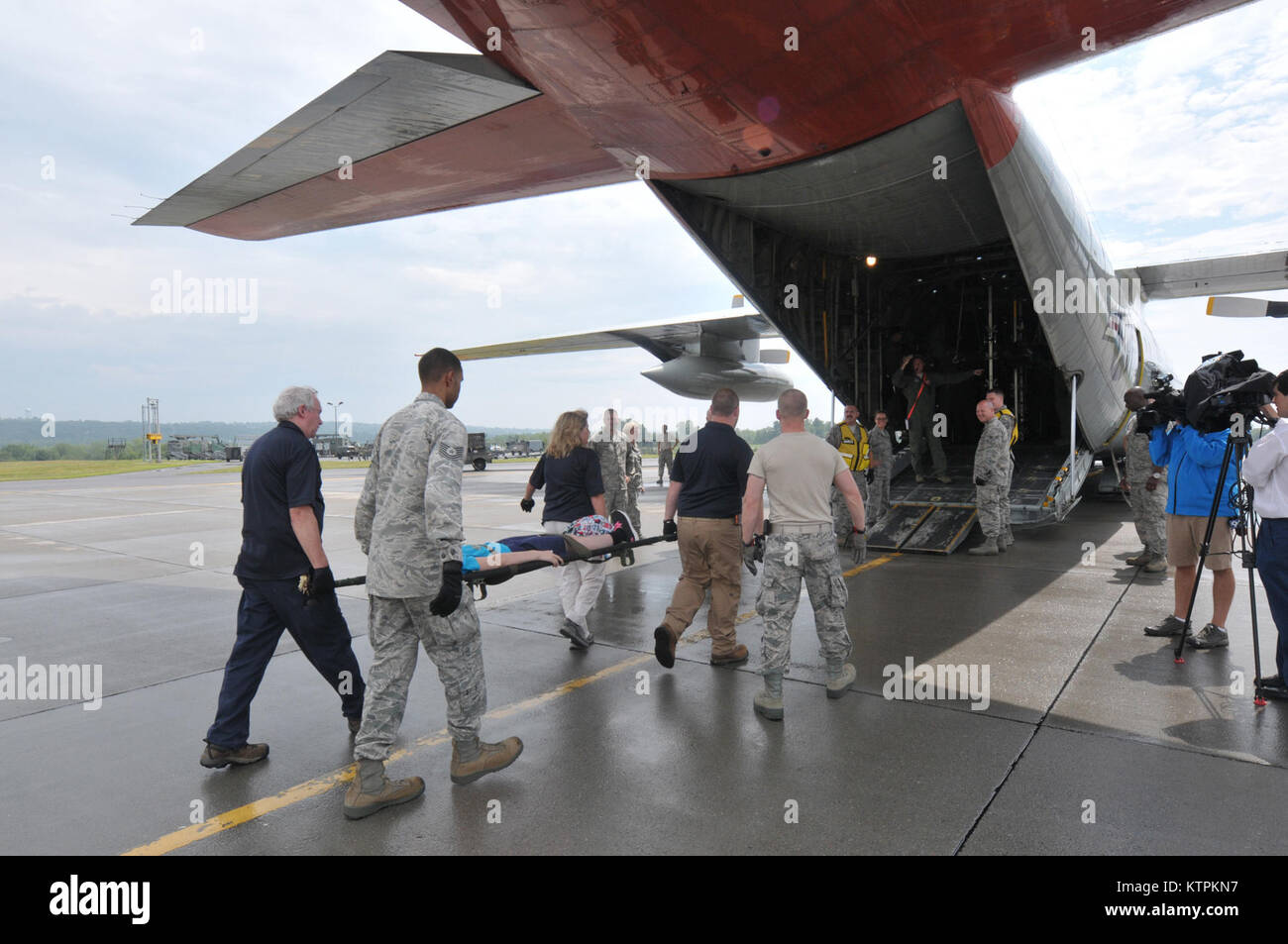Members of the 139th Aeromedical Evacuation Squadron of the New York ...