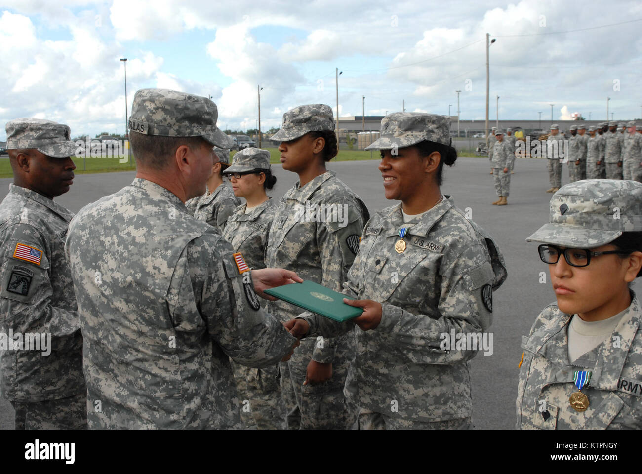 U.S. Army National Guard personnel daily duties and life. Working ...