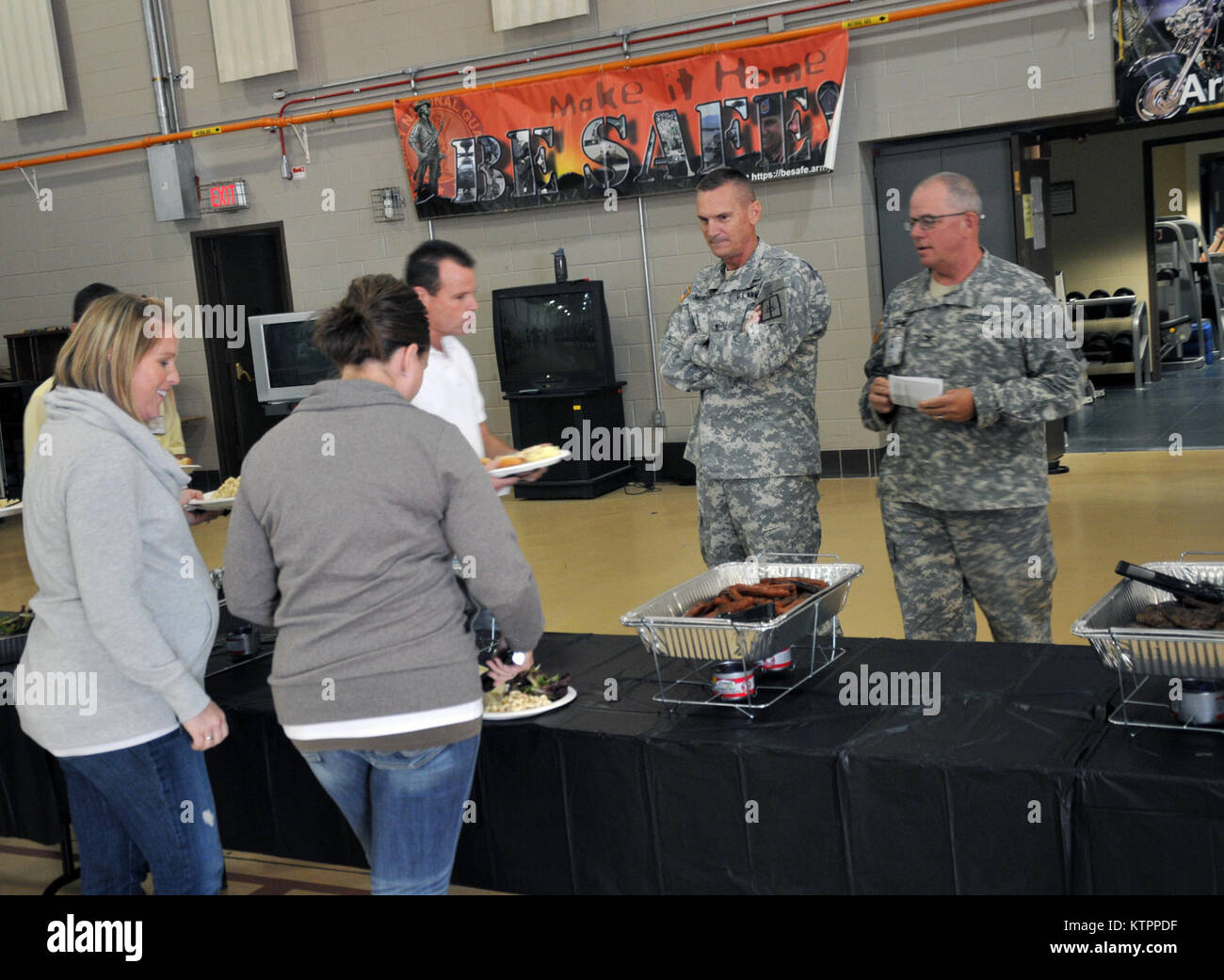 U.S. Army National Guard personnel daily duties and life. Working ...