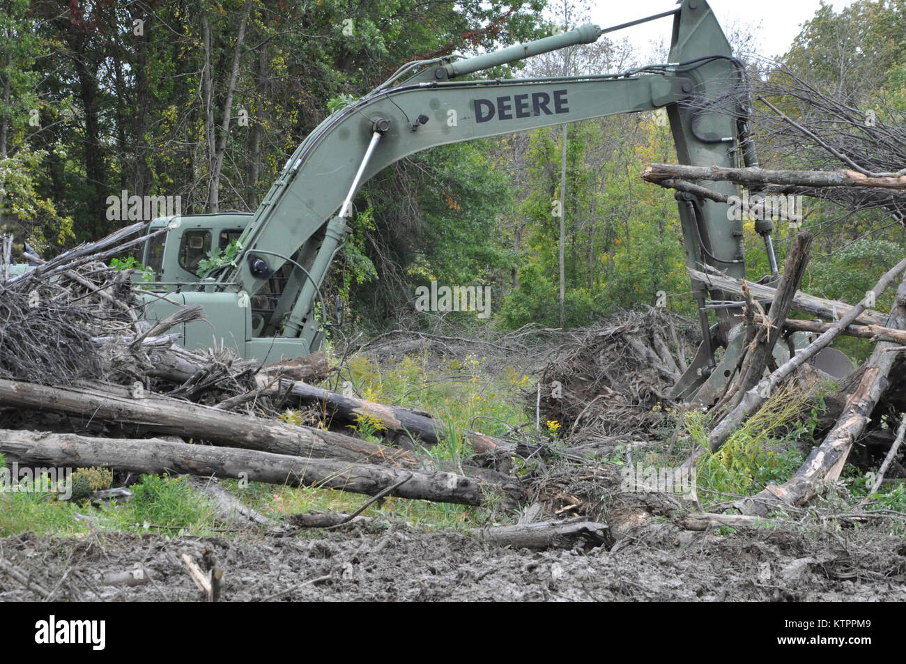 Soldiers assigned to the New York Army National Guard's 204th Engineer ...