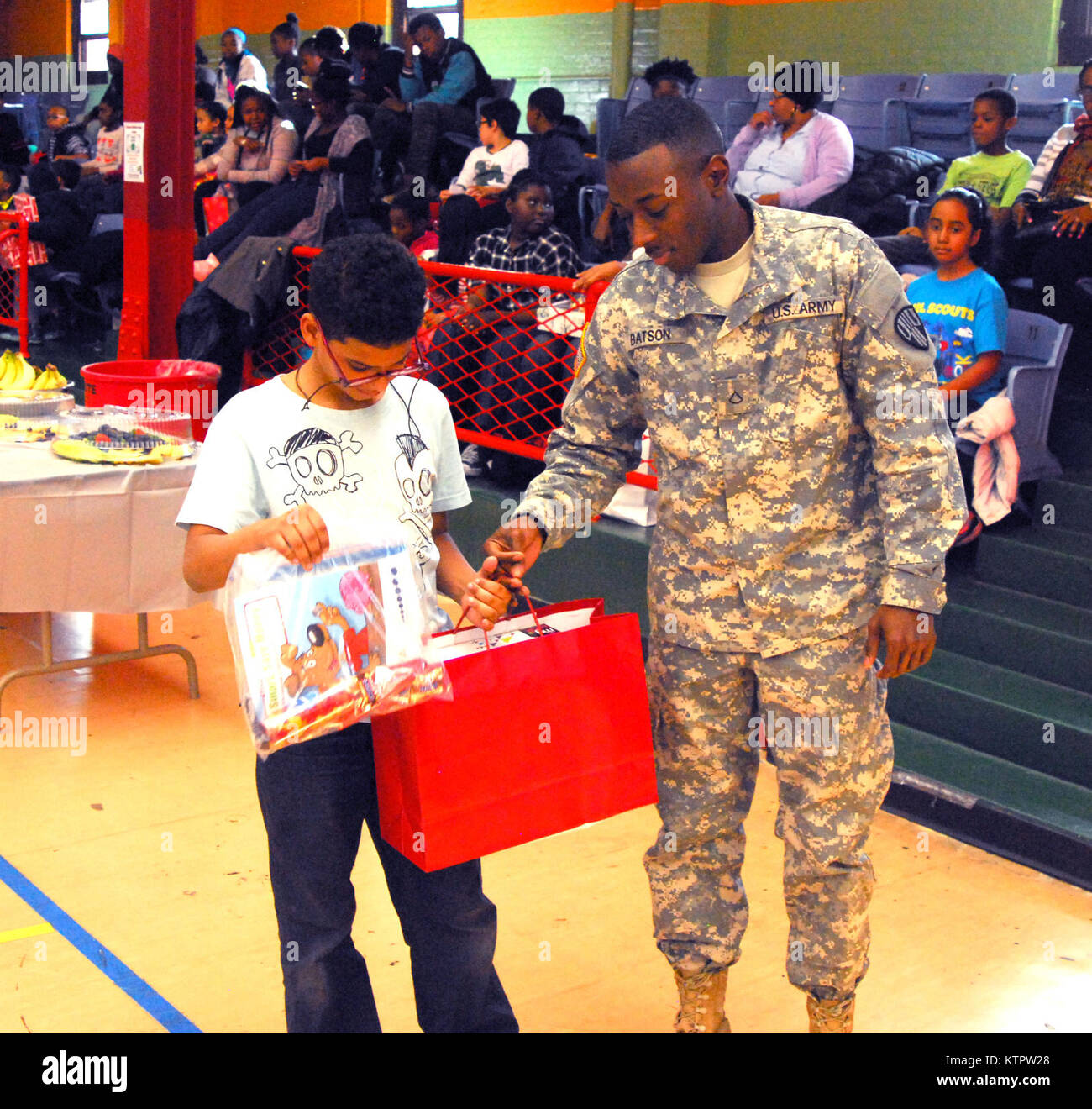 U.S. Army National Guard personnel daily duties and life. Working ...