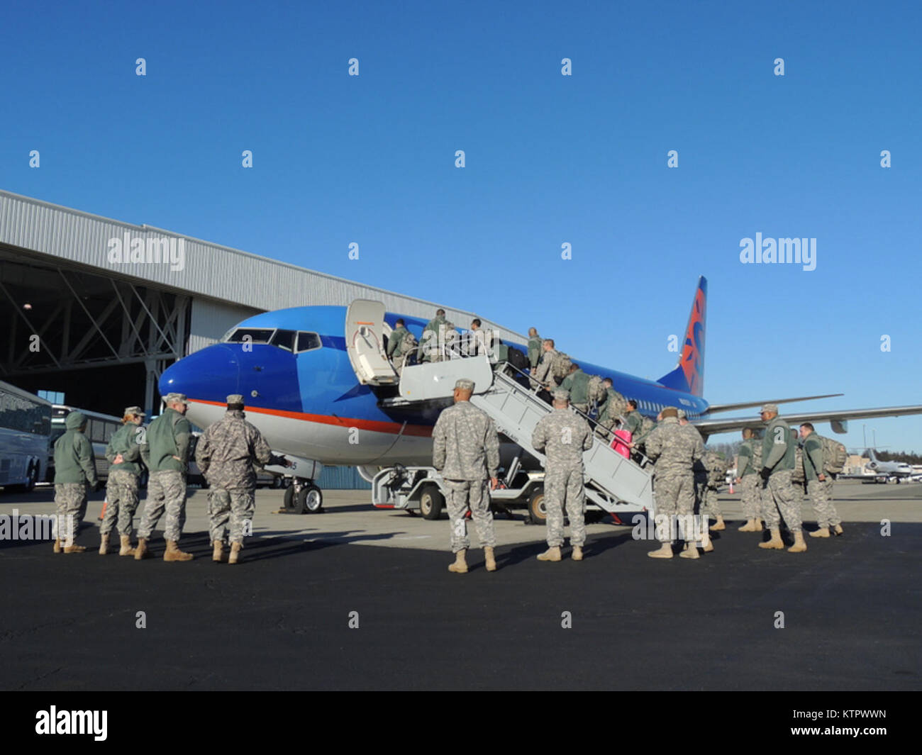 Soldiers of the New York Army National Guard's 442nd Military Police ...