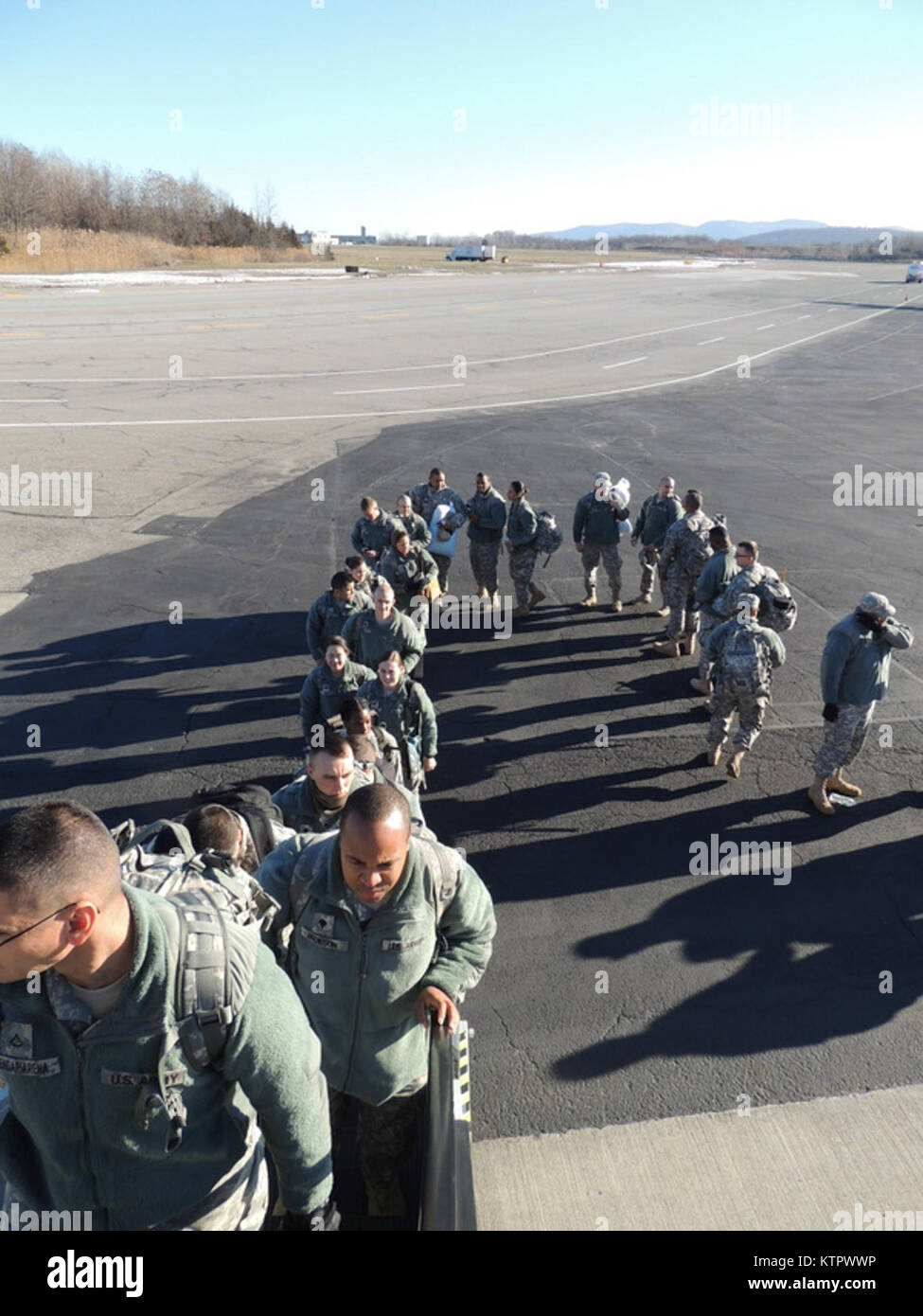 Soldiers of the New York Army National Guard's 442nd Military Police ...