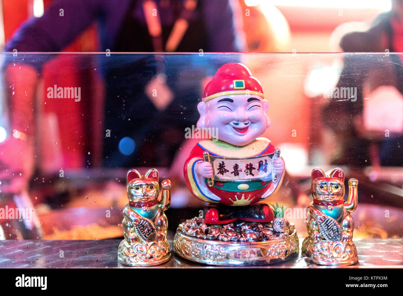 Statue two cats hi-res stock photography and images - Alamy