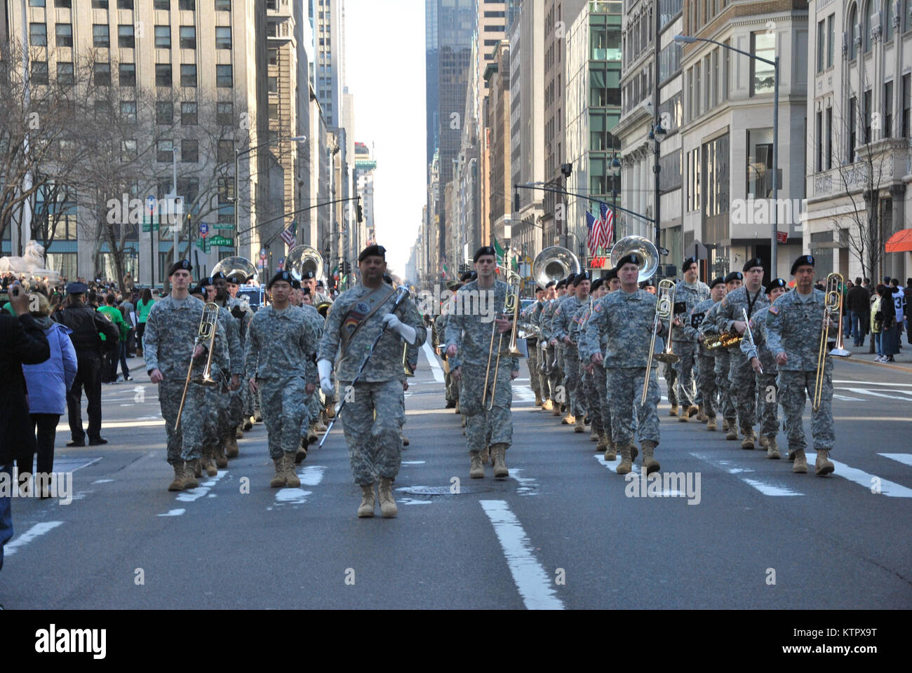 U.S. Army National Guard personnel daily duties and life. Working ...