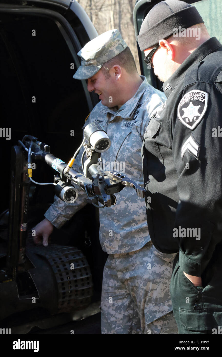 Explosive ordnance disposal team robot hi-res stock photography and ...