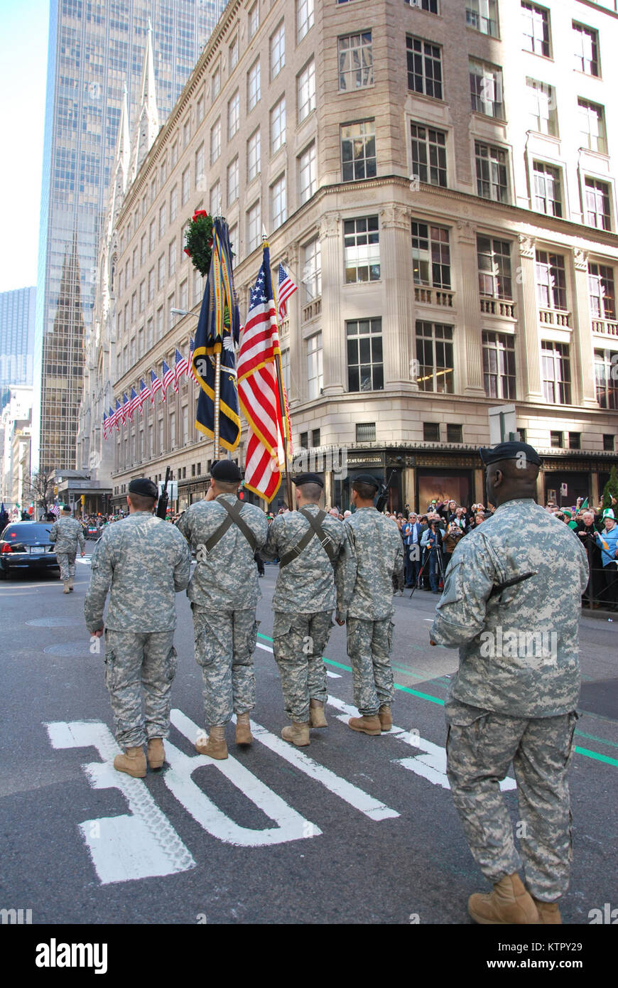 U.S. Army National Guard personnel daily duties and life. Working ...