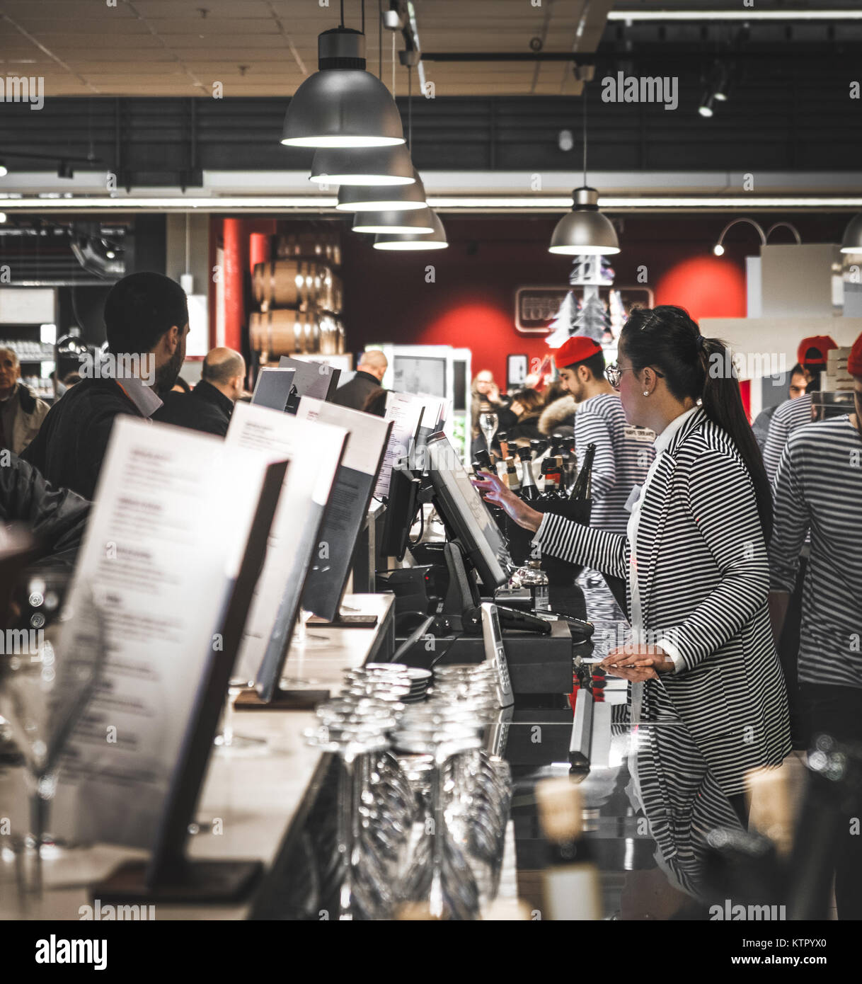 Restaurant cashier hi-res stock photography and images - Alamy