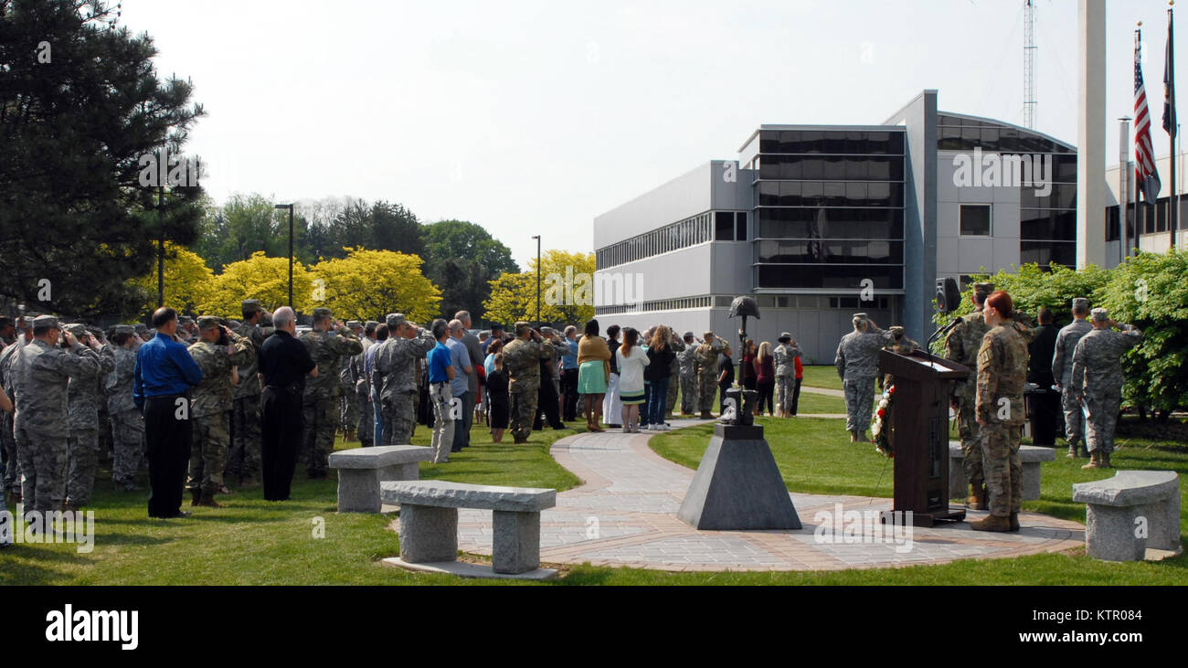 Battlefield cross boots helmet rifle hi-res stock photography and ...
