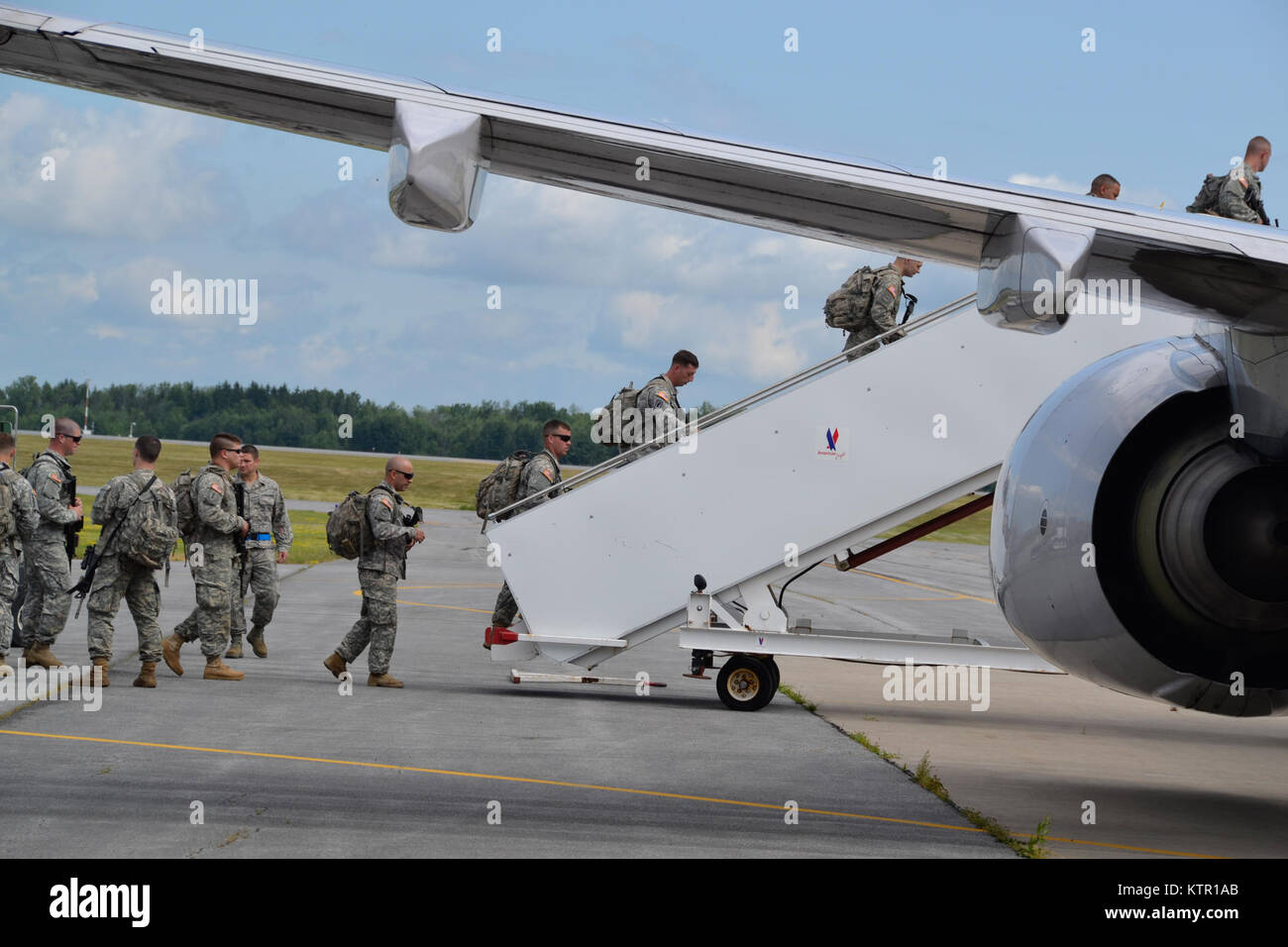 Soldiers assigned to the New York Army National Guard's 27th Infantry ...