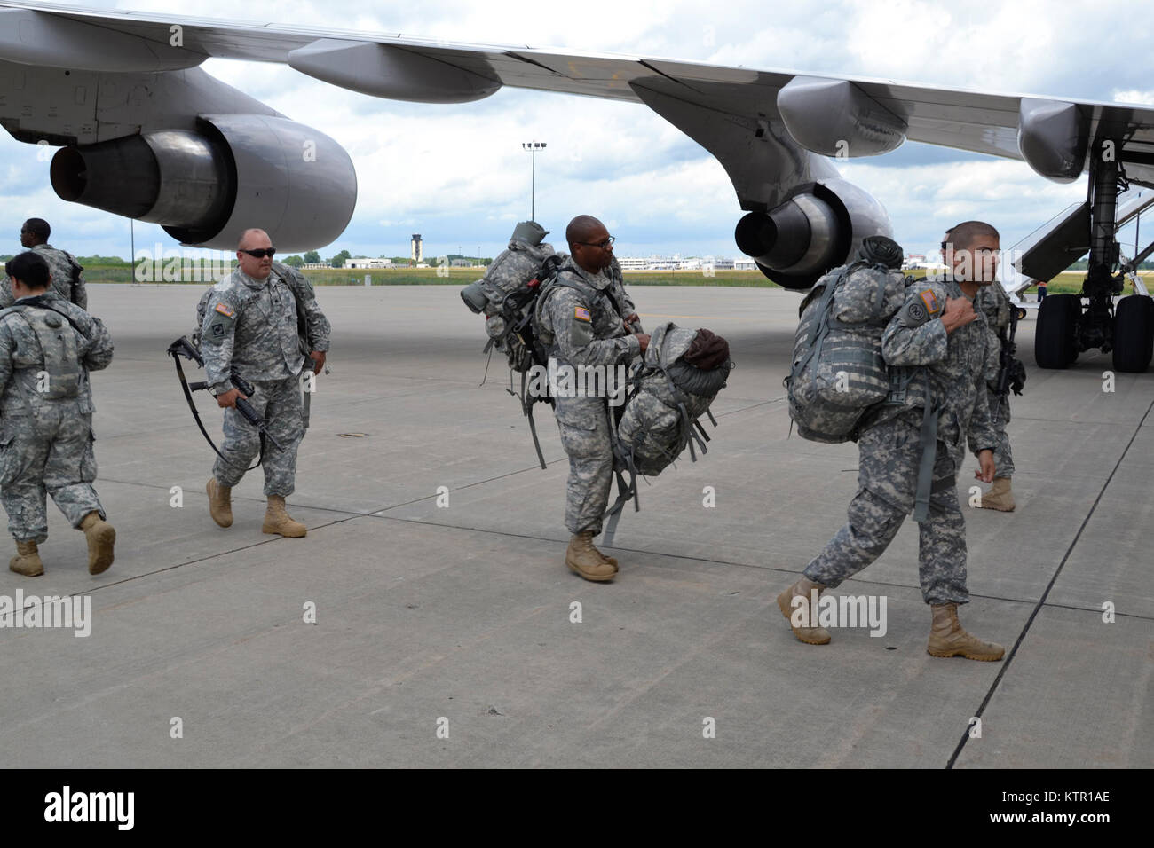 Soldiers assigned to the New York Army National Guard's 27th Infantry ...