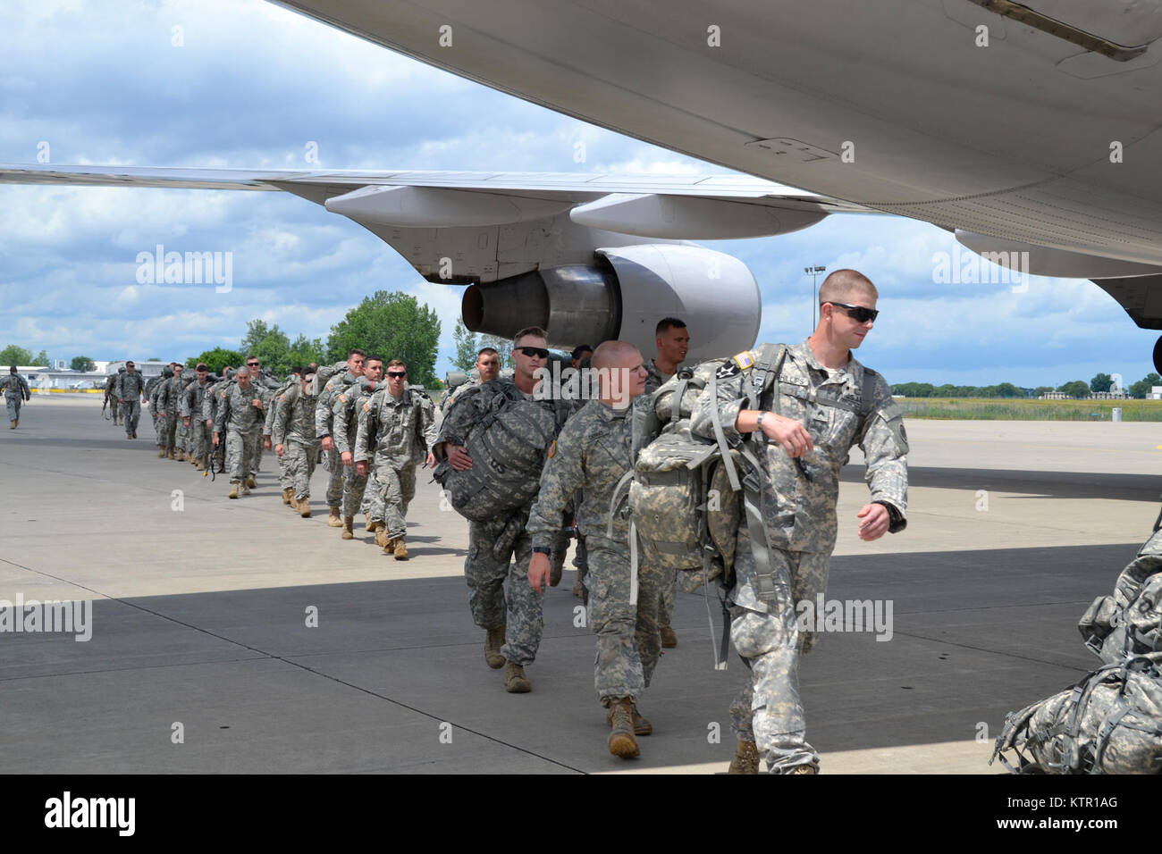 Soldiers assigned to the New York Army National Guard's 27th Infantry ...
