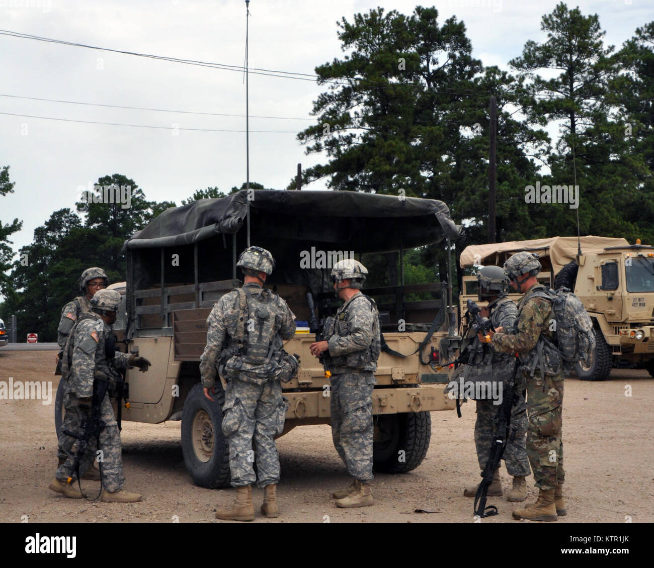 New York Army National Guard Soldiers assigned to the 27th Infantry ...