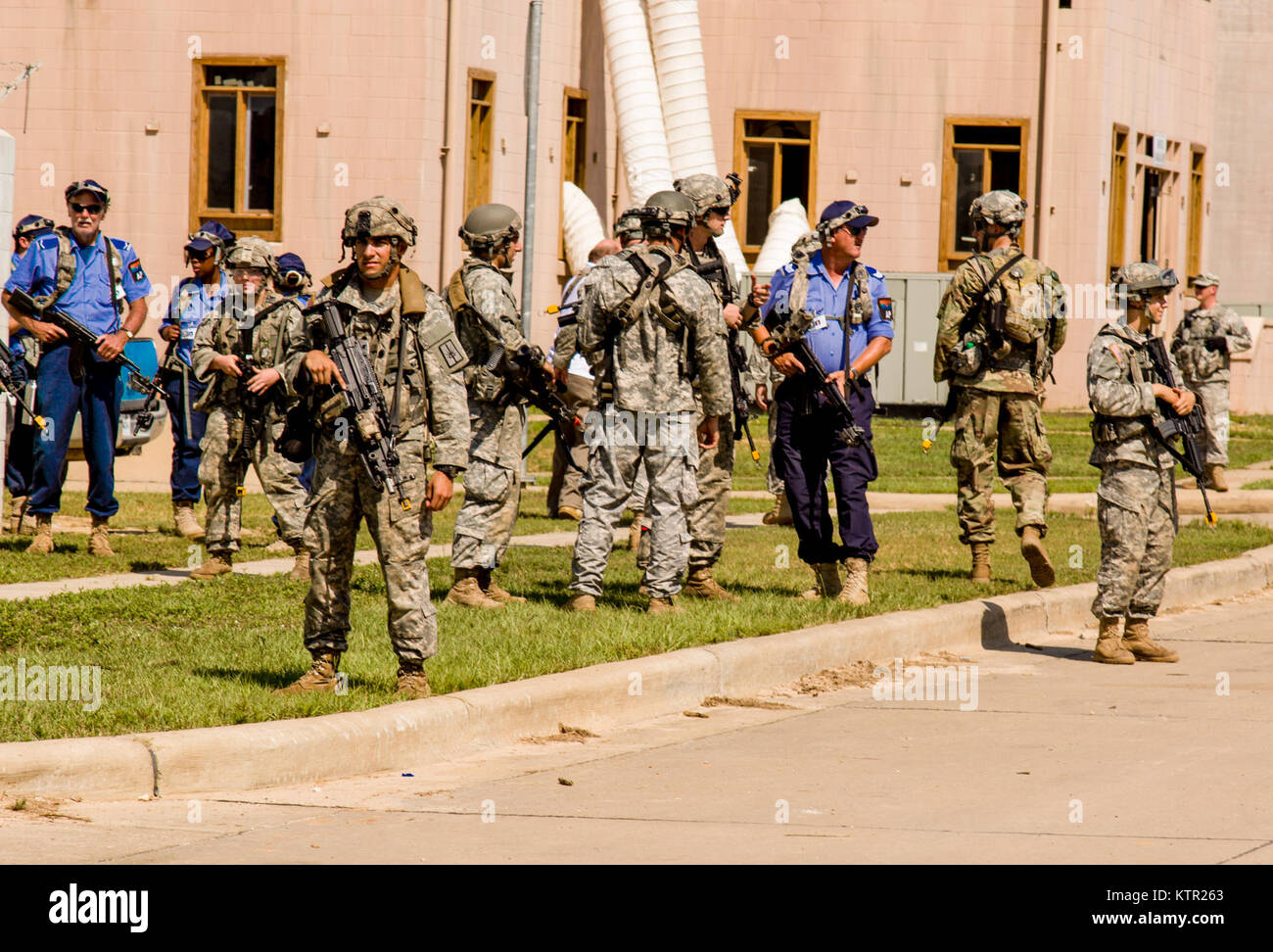 New York Army National Guard Soldiers assigned to the 1st Battalion ...
