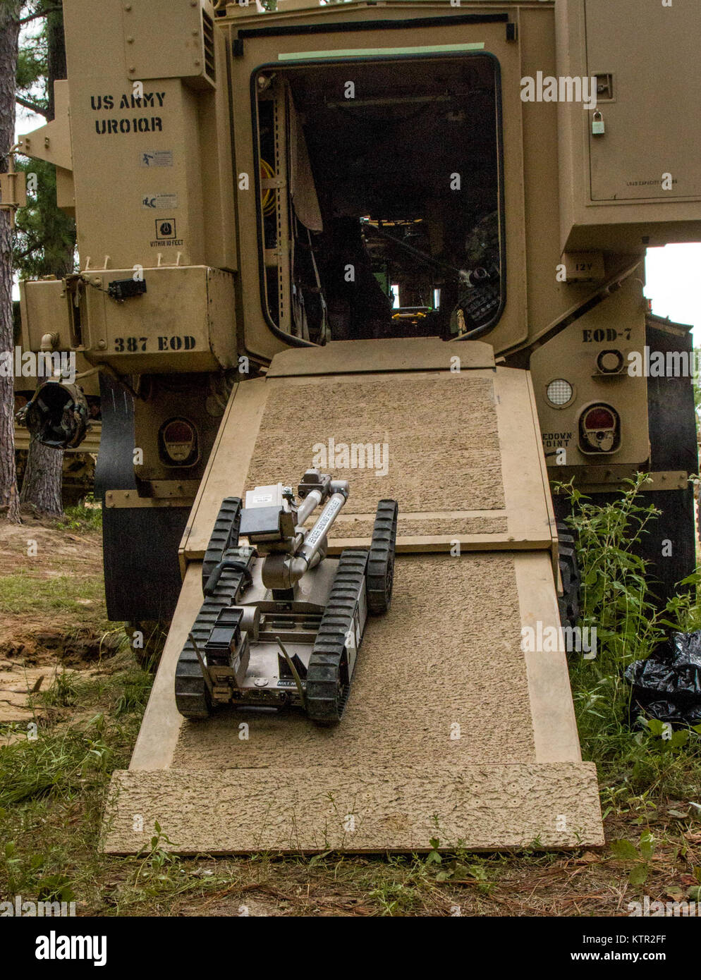 387th explosive ordnance disposal co hi-res stock photography and ...