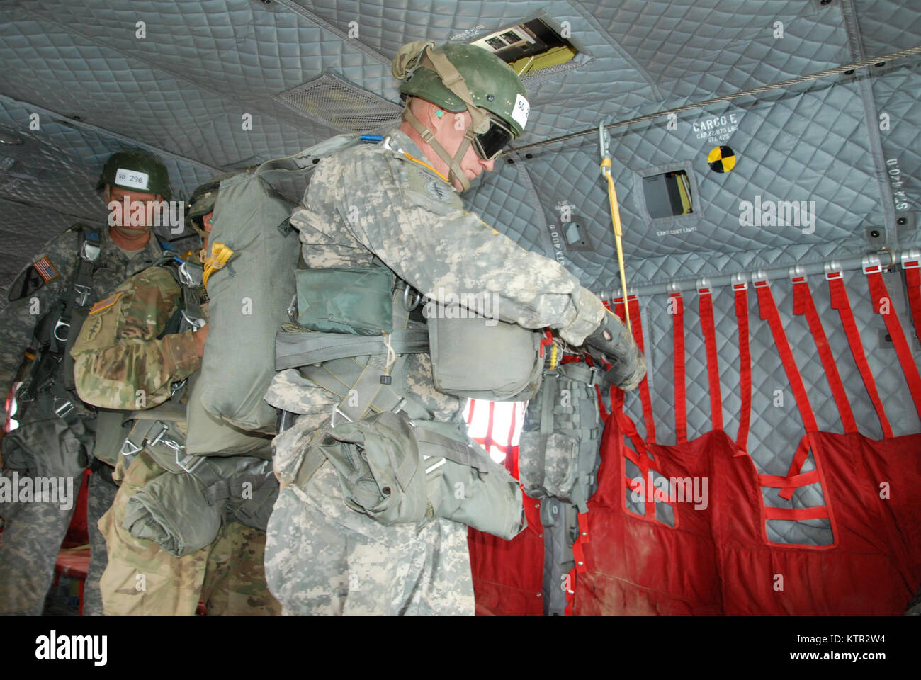 Static line parachute training hi-res stock photography and images - Alamy