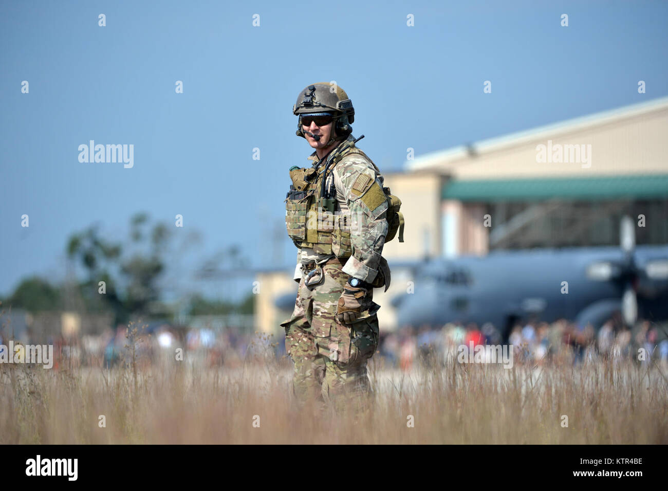 Pararescuemen from the 102nd rescue squadron hi-res stock photography ...