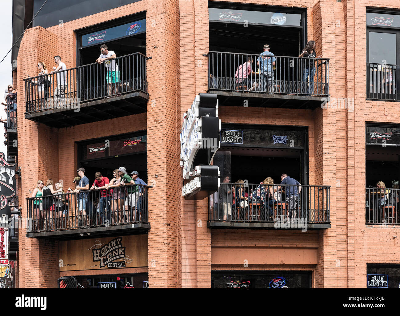 Crowded bar hi-res stock photography and images - Alamy