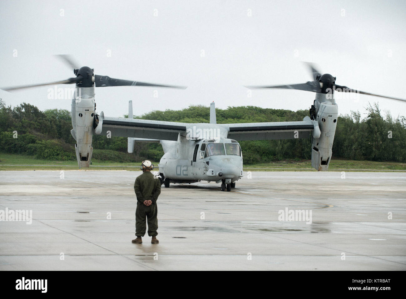 Marine Aviators from VMM-268 flying V-22 Osprey tilt-rotor aircraft fly ...