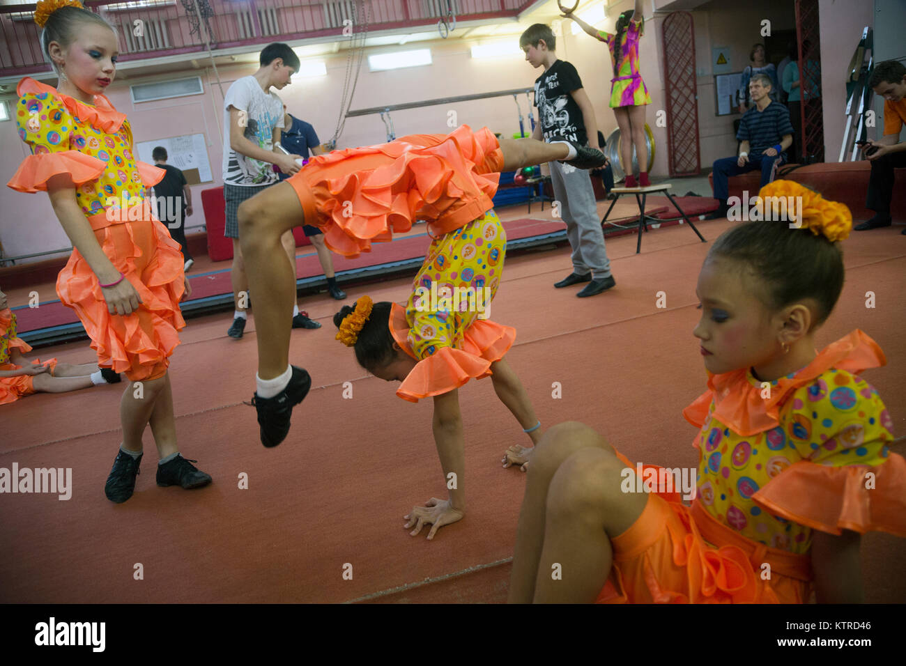 Circus performers hi-res stock photography and images - Alamy