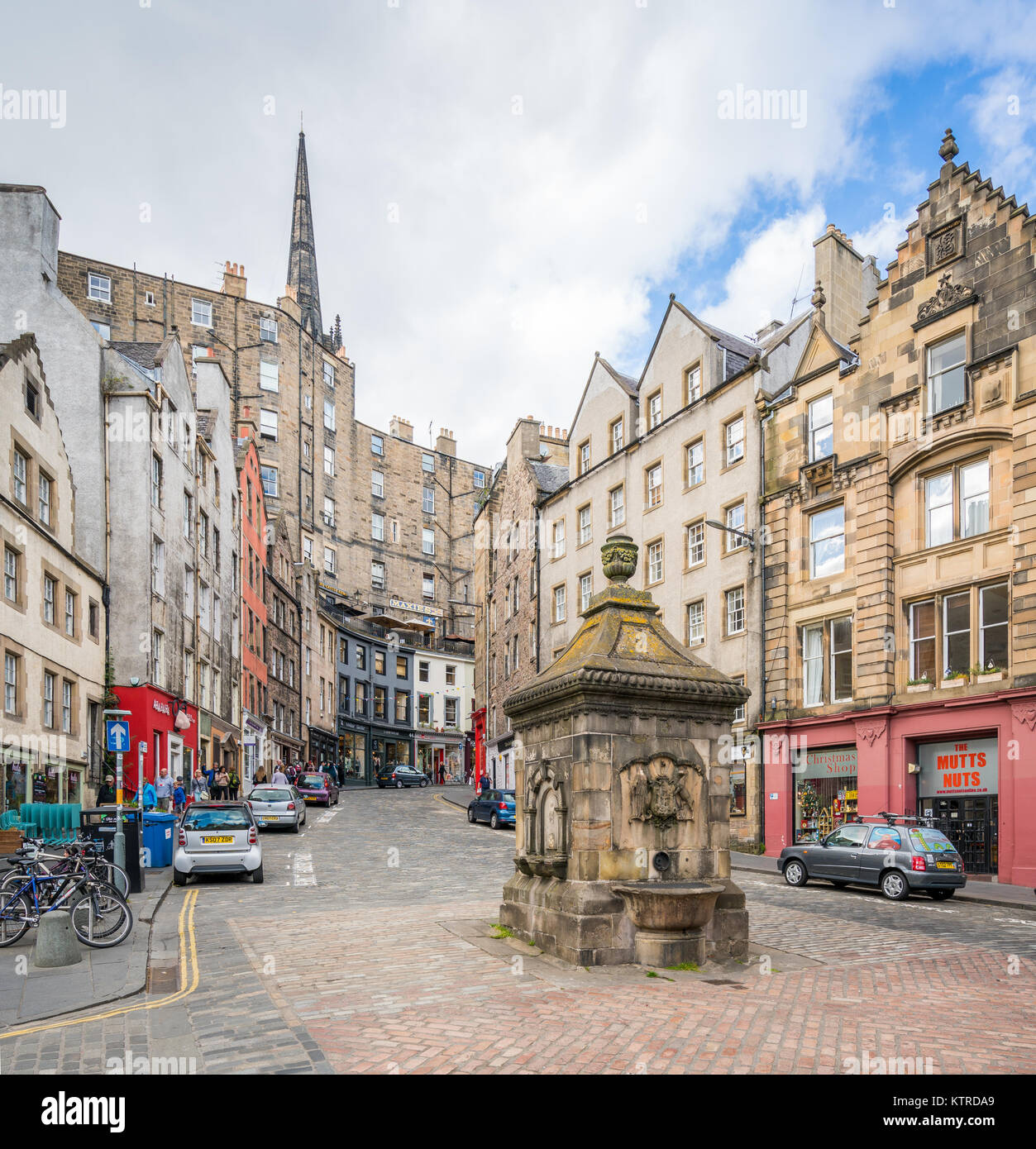 Victoria Street in Edinburgh on a summer afternoon, Scotland Stock ...