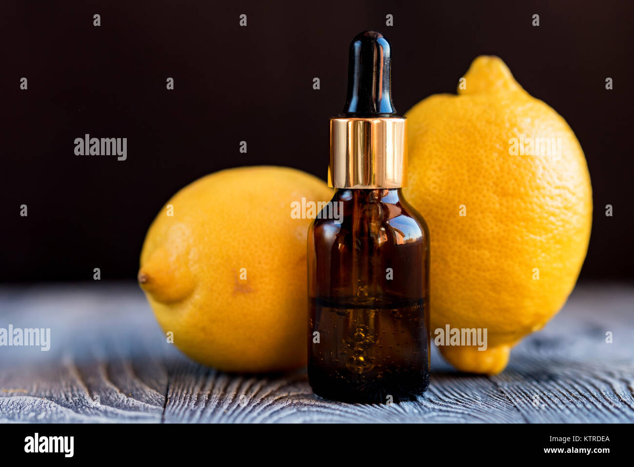 Dropper bottle of lemon essential oil Stock Photo - Alamy