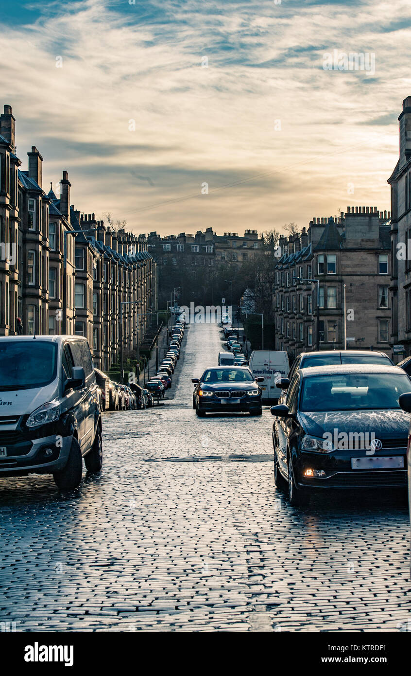 Old cobblestone streets of Edinburgh Stock Photo - Alamy