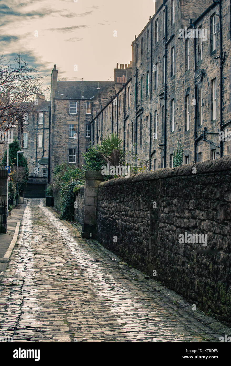 Old cobblestone streets of Edinburgh Stock Photo - Alamy